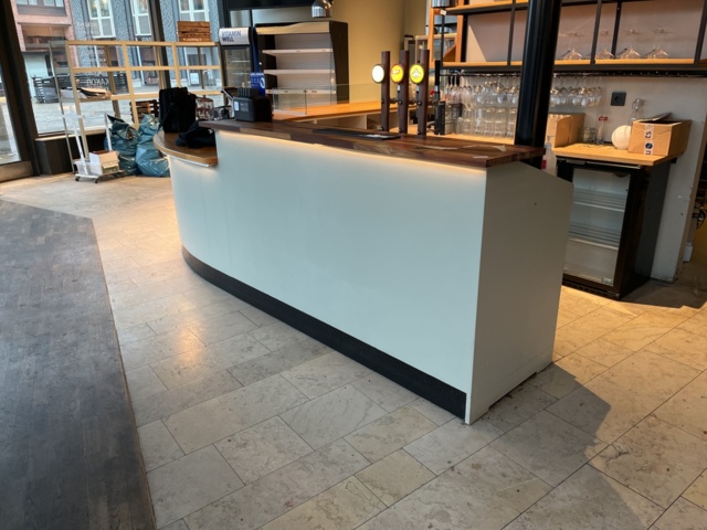 Site-built bar counter approx. 7 meters curved - PS Auction - We value ...