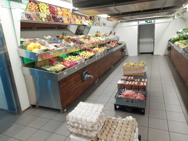 Vegetable counters with mirrors approx. 25m - PS Auction - We value the ...