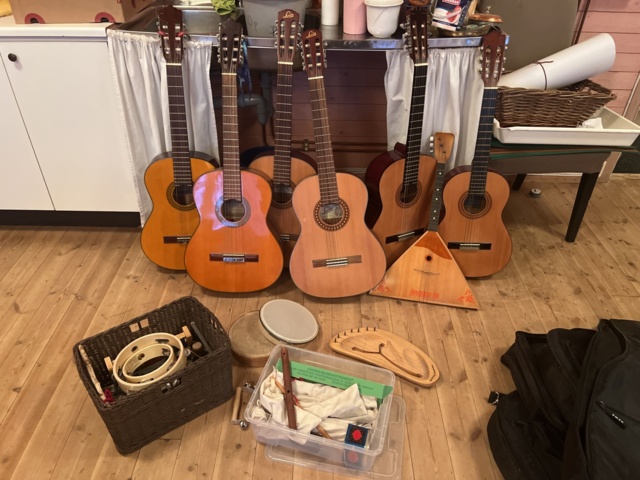 Musical instruments guitars, drums, flutes etc - PS Auction - We value ...