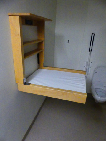 Wall-mounted changing table Robust - PS Auction - We value the future ...