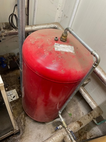Expansion tank Ahlsell A-Flex 150 Liter - PS Auction - We value the ...
