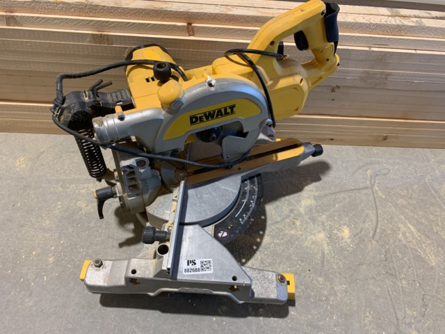 Cut and miter saw DeWalt DWS777 - PS Auction - We value the future ...