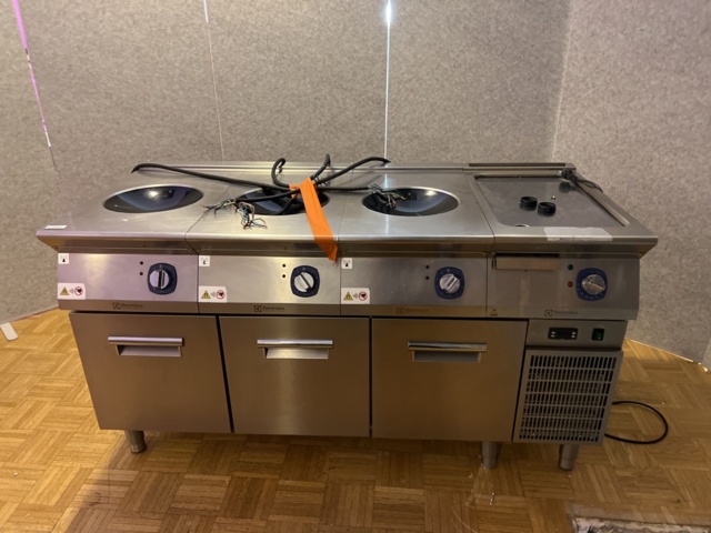 Induction wok x3, Electric hob and grill bench with 3 doors ...