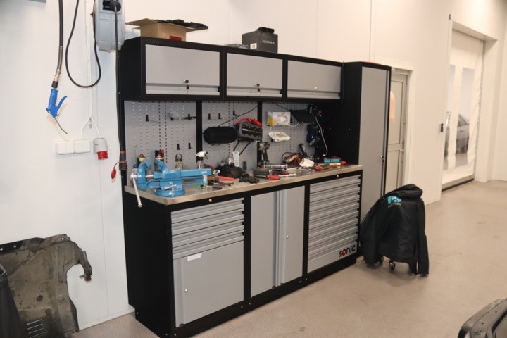 Tool bench Sonic including tools and vise - PS Auction - We value the ...