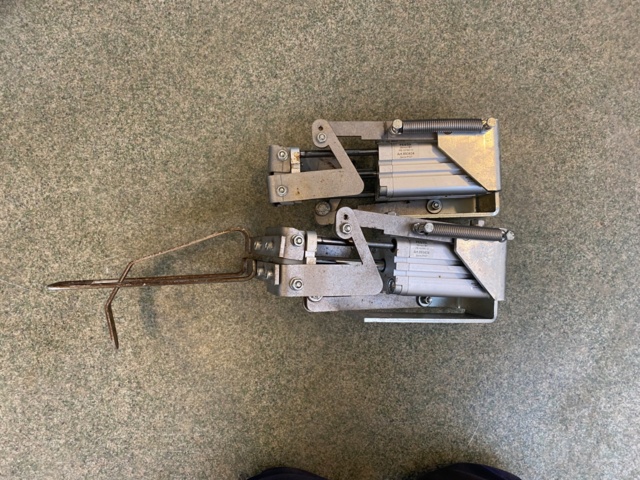 Compressed air piston with claw 2 pcs - PS Auction - We value the ...