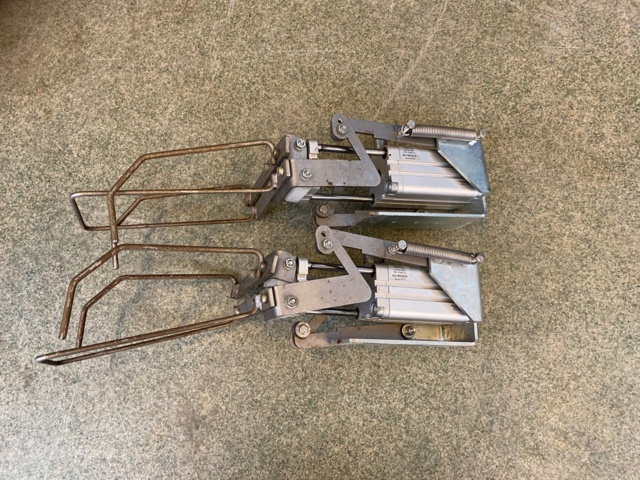 Compressed air piston with claw 2 pcs - PS Auction - We value the ...