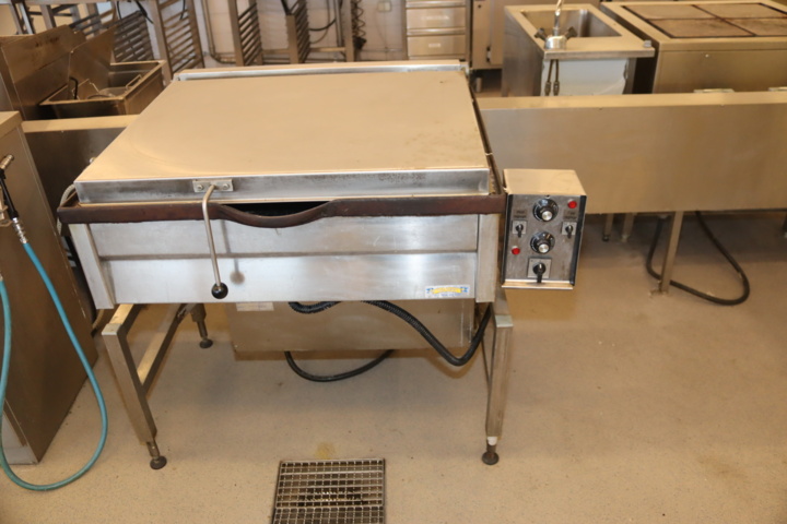 Roasting table The commodity table - PS Auction - We value the future ...