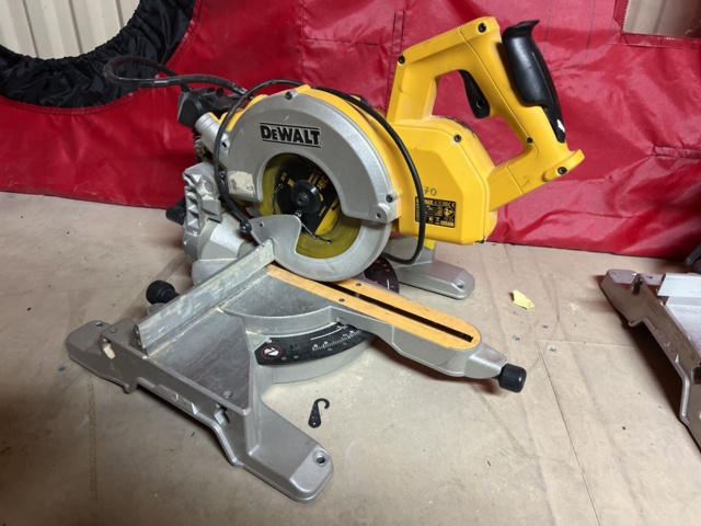 Cut & Miter Saw DeWalt DWS777 -qs - PS Auction - We value the future ...