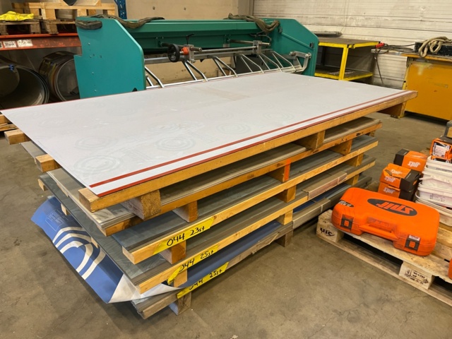 3 pallets with plate 2000mm - PS Auction - We value the future ...