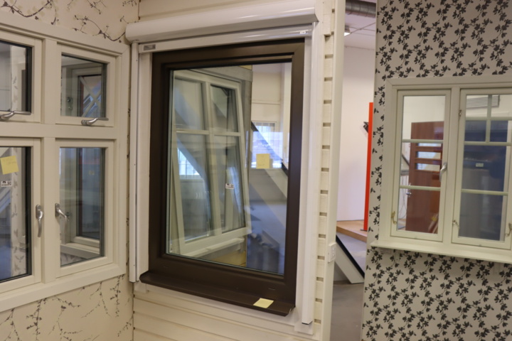 Dreh Kipp Window 10x13 with electric awning - PS Auction - We value the ...