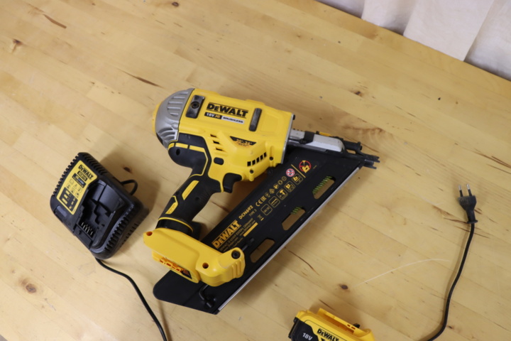 Nail gun Dewalt 18V XR - PS Auction - We value the future - Largest in ...