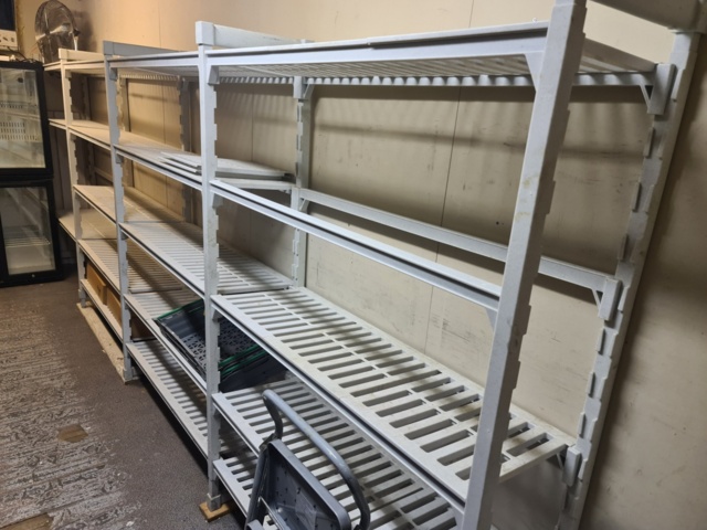 Hyllor i plast till kylrum - Auktioner online - Nätauktioner ...
