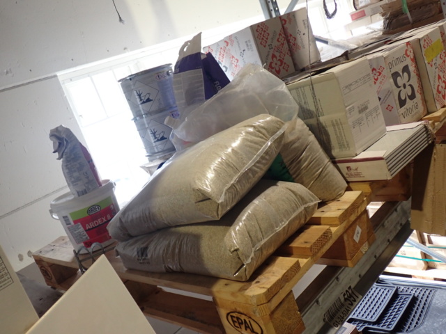 Pall med blandat material, kakel, golvmassa med mera - Auktioner online ...