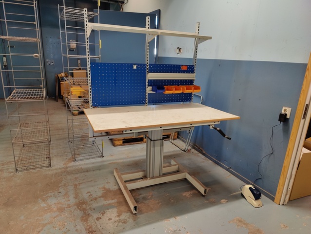 Raised and lowered Workbench - PS Auction - We value the future ...