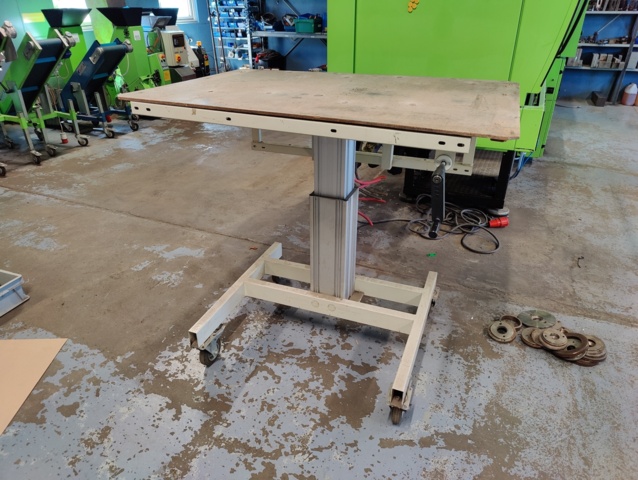 Raised and lowered Workbench - PS Auction - We value the future ...
