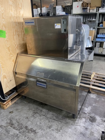 Large water-cooled ice machine Pokka KV290 with associated ice bin. 270 ...