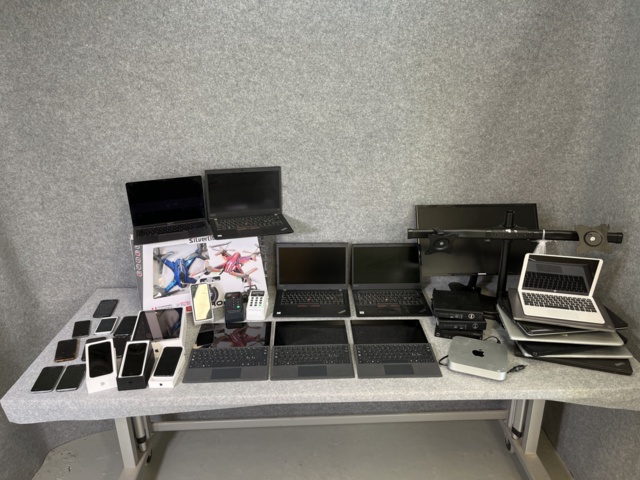 Samling med blandad elektronik - datorer, telefoner, tablets m.m ...