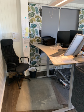 Office furniture: electric height-adjustable desk, office chair ...