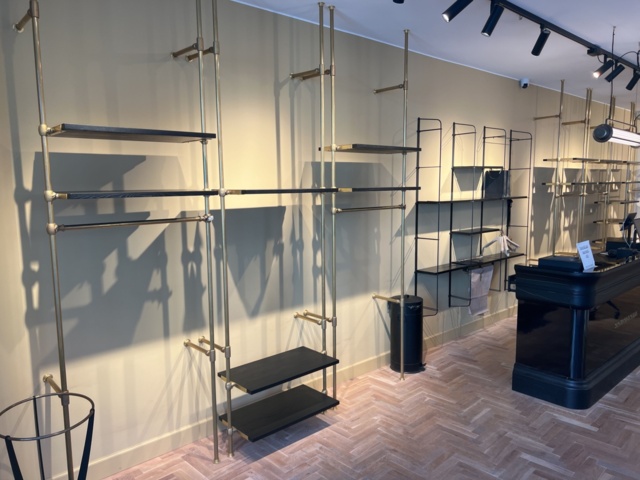 Wall-mounted shop interior, approx. 28 sections - PS Auction - We value ...