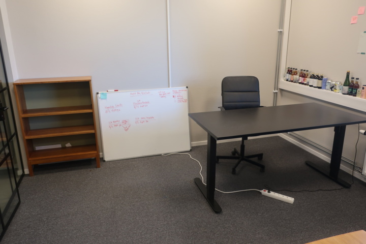 Kontorsmöbler - höj & sänkbart skrivbord, stol, hylla och whiteboard ...