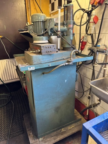 Surface sander or pendulum sander with magnetic table and digital scale ...