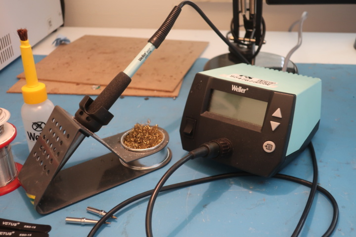 Soldering station, Weller WE1010 with various accessories - PS Auction ...