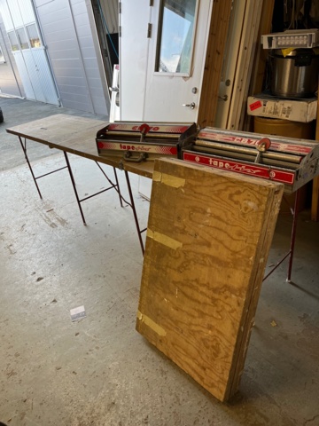 2 Wallpaper tables and 2 glue tubs - PS Auction - We value the future ...
