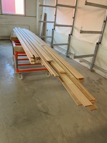 Lot with pine floorboards untreated - PS Auction - We value the future ...