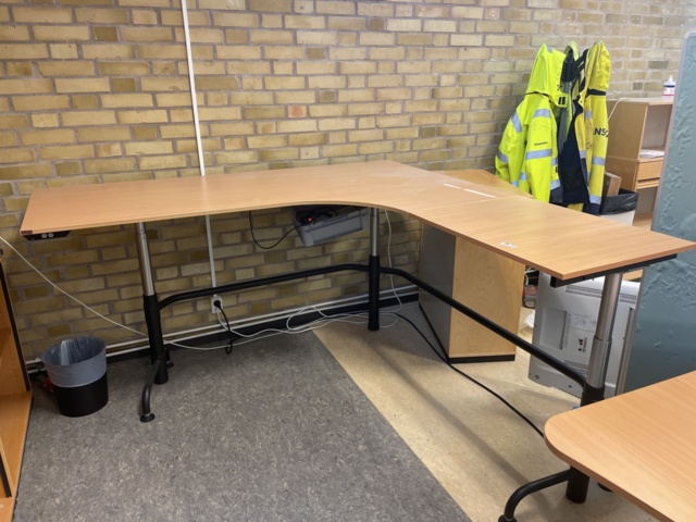 Raised and lowerable corner desk, Edsbyn - PS Auction - We value the future - Largest in net ...