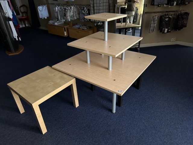 4 display tables in 3 levels with 4 small tables - PS Auction - We ...