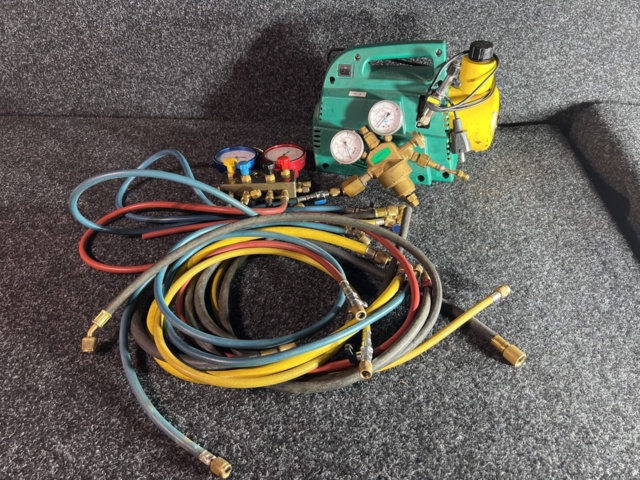 Vacuumpump Refco manometers, hoses - PS Auction - We value the future ...