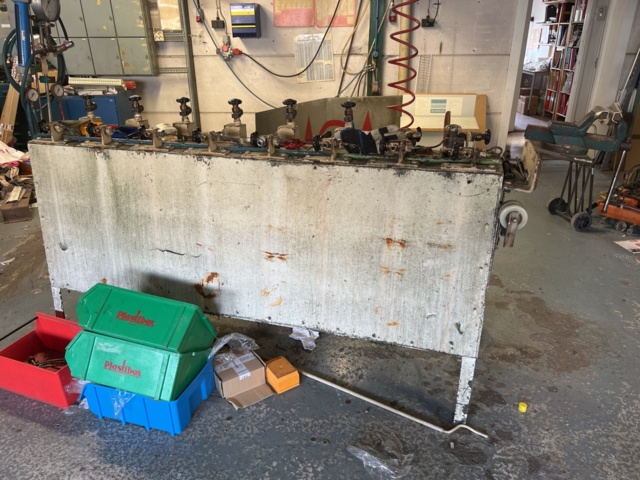 Gas connection bench with vise - PS Auction - We value the future ...