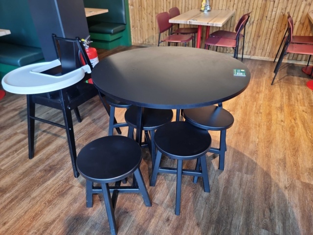 2 st bord 105 diam Loop Stand Round Table HAY och 2 st barnstolar Ikea 8 st pallar - Auktioner ...