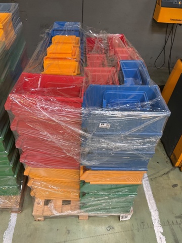 Pall med plastboxar - Auktioner online - Nätauktioner ...