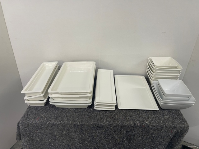 Porcelain trays in GN format and porcelain bowls. See pictures for ...