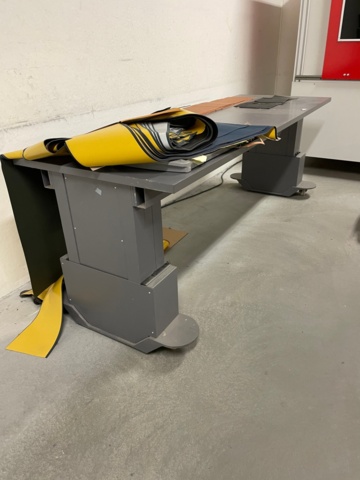 Raised and lowered workbench, max 550kg - PS Auction - We value the ...