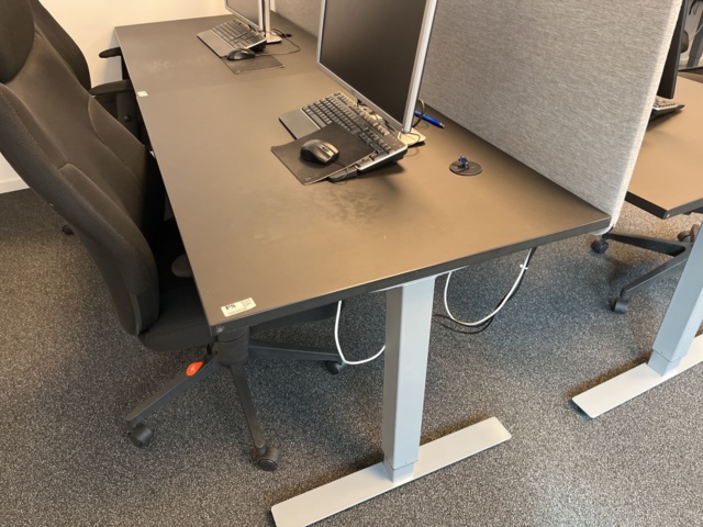 Desk, office chair and screening - PS Auction - We value the future ...