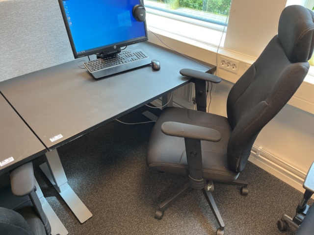 Desk, office chair and screening - PS Auction - We value the future ...