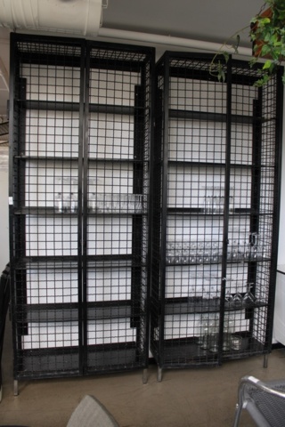 Stålhyllor med galler 2st, mått 255 x 100 x 35cm, ex. innehåll - PS ...