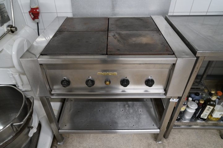 Metos stove with iron plates - PS Auction - We value the future ...