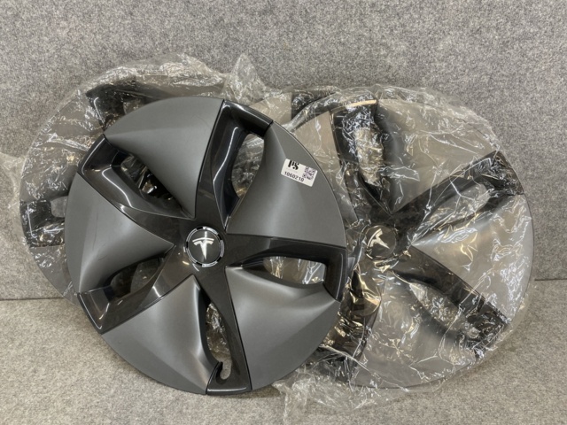 Tesla hubcaps - PS Auction - We value the future - Largest in net auctions
