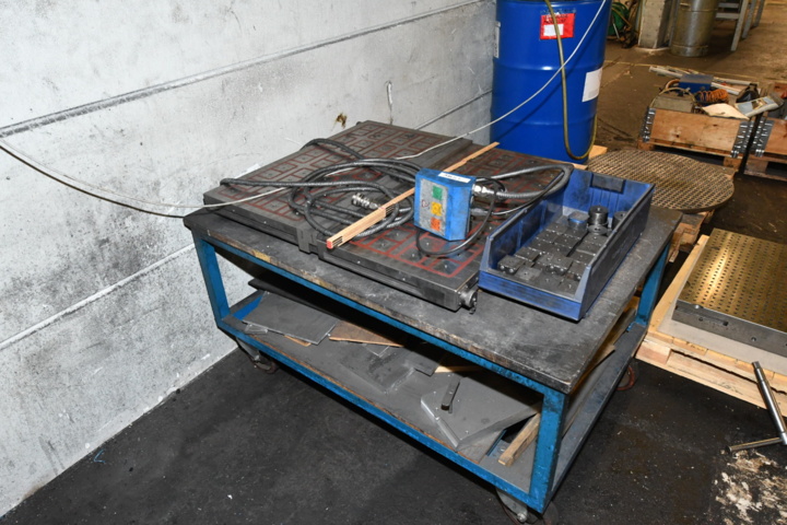 2 magnetic tables + a control unit - PS Auction - We value the future ...