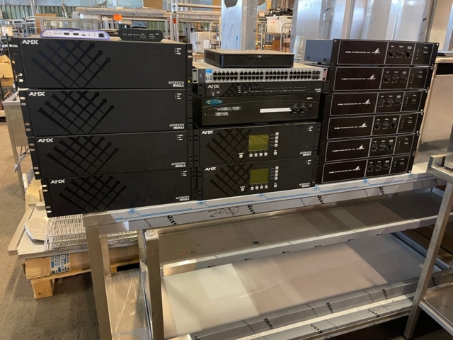 12 AMX AutoPatch MODULA 3 RU, 1 amplifier Crown, 1 amplifier Monacor ...