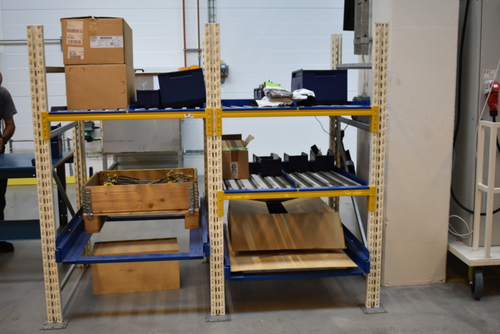 Material shelf with rollers and extendable pallet rails - PS Auction ...