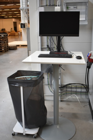 Workstation with computer screen - PS Auction - We value the future ...