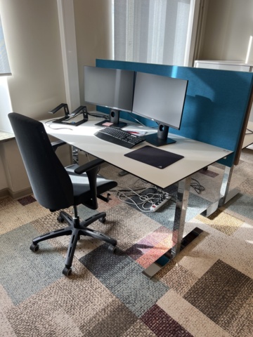 Office workstation can be raised and lowered - PS Auction - We value ...