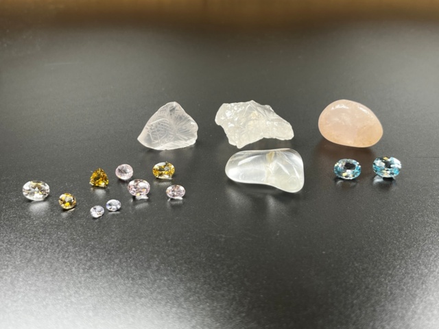 15 gemstones - Zircon, Quartz and Aquamarine - PS Auction - We value ...