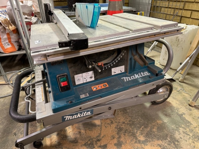 Makita 2704 jigsaw with Makita wheel stand - PS Auction - We value the ...