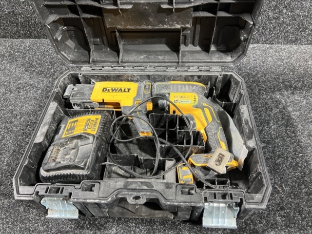 Drywall screwdriver with magazine DeWalt DCF620 - PS Auction - We value ...