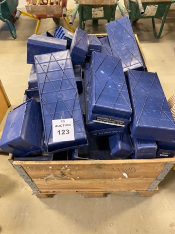 Pallet with 90s plastic trays in different sizes - PS Auction - We ...